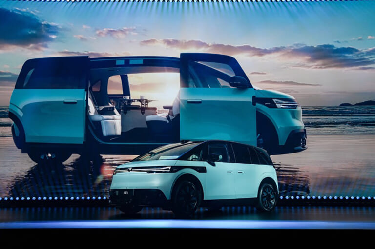シートが最大280度回転！ 超ハイテクなミニバンEV「Zeekr MIX」が登場